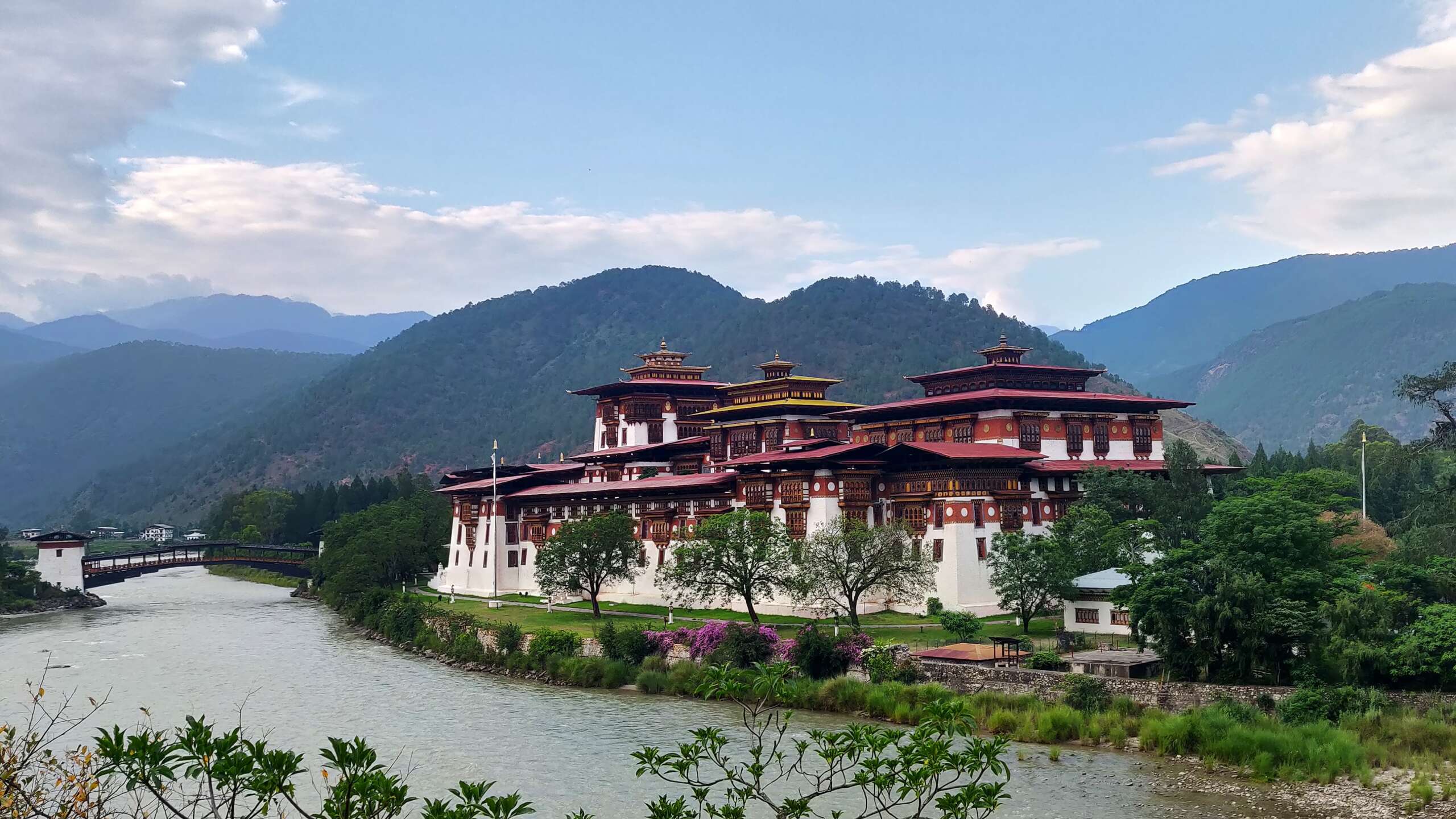 Bhutan Travel Guide – Amigo Treks & Expedtion